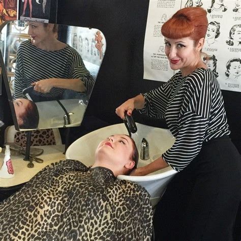 Pin Up Faisant Un Shampoing Pin Up Shampoing Type De Cheveu