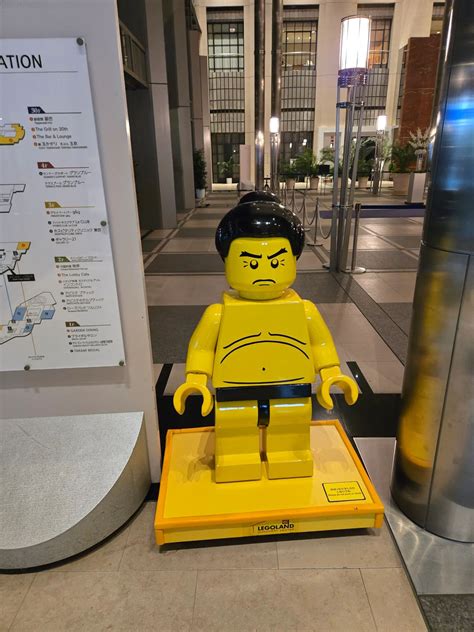 우리나라는 미국의 월마트 사업이 실패한 몇 안되는 나라다 그렇다고 동네 마다 중소형 슈퍼마켓이 즐비하던 이 나라에 일본식 소형