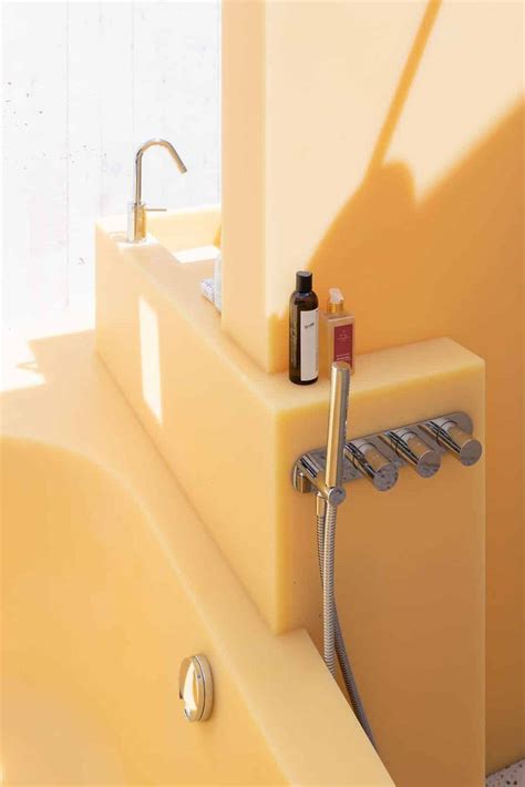 Salle De Bain Résine Jaune Beurre Par Sabine Marcelis © Ivan Baan
