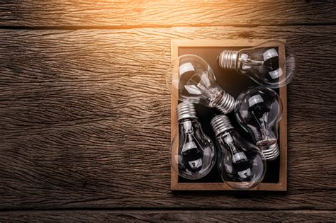 창의력 아이디어 컨셉 Ideasd 텍스트에 대 한 무료 Copyspace와 나무 질감 배경에 칠판에 전구 0명에 대한 스톡 사진 및 기타 이미지 Istock