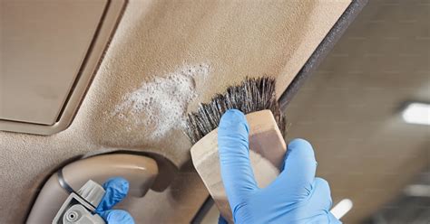 보호 장갑을 낀 Avto 서비스 작업자는 거품과 브러시로 자동차 실내 장식을 청소합니다 사진 Unsplash의 세탁 이미지
