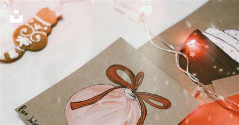 흰색 프린터 용지에 갈색과 흰색 리본 사진 Unsplash의 무료 크리스마스 구 아슈 이미지