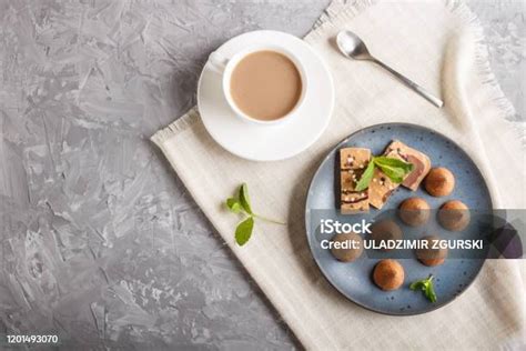 파란색 세라믹 접시에 초콜릿 트러플과 회색 콘크리트 배경에 커피 한 잔 상단 보기 복사 공간 가루로 빻은에 대한 스톡 사진 및 기타 이미지 Istock