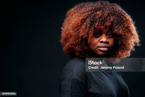 복사 공간과 극적인 조명에 심각한 젊은 아프리카 계 미국인 여성의 스튜디오 초상화 인물 사진에 대한 스톡 사진 및 기타 이미지 인물 사진 심각한 여자 Istock