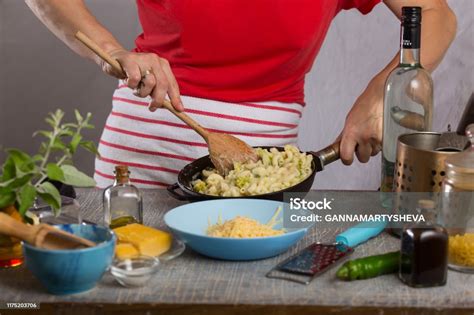 파스타 물 라구 미트볼 미트 소스 국수 마리나라 소스 펜네 파스타 토마토 크림 소스 닭고기 가정 주방에 대한 스톡 사진 및 기타 이미지 Istock