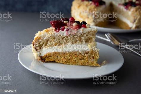 딸기로 장식 된 비 건 맛 있는 당근 및 오렌지 케이크 건강 한 디저트 회색 배경입니다 식은 죽 먹기 건강한 생활방식에 대한 스톡 사진 및 기타 이미지 Istock