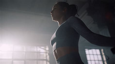 점프 로프에서 운동 하는 활동적인 소녀 밧줄을 건너 뛰는 활기찬 여자 건강한 생활방식에 대한 스톡 사진 및 기타 이미지 건강한 생활방식 검은색 근육질 체격 Istock