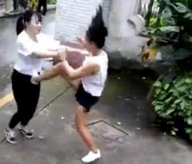两初中女生在学校打架，众学生围观？得知原因后让人很无奈女生初中围观