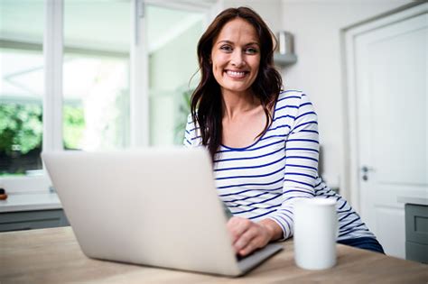 커피잔을 들고 노트북에서 일 하는 행복 한 여자의 초상화 20 29세에 대한 스톡 사진 및 기타 이미지 20 29세 25 29세 가정 생활 Istock