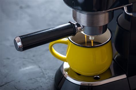 에스프레소의 준비입니다 커피 컵에 커피 기계에서 따른다 전문 커피 양조 갈색에 대한 스톡 사진 및 기타 이미지 갈색 기계류 디자인 Istock