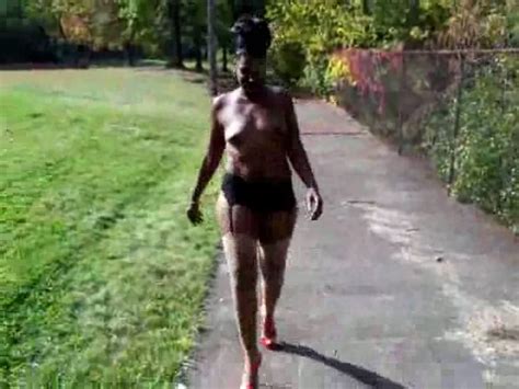 Prostituta Negra Cammina Al Parco Nuda AmaPorn