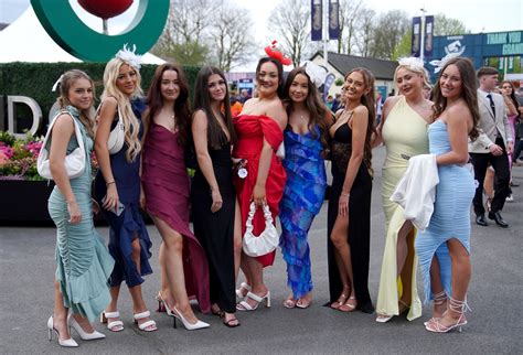 In Pictures Racegoers Lead Style Stakes For Ladies Day At Aintree