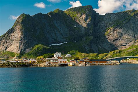 노르웨이 로포텐 군도를 배경으로 레이네 어촌 마을과 산에서 아름답고 다채로운 밝은 날 Reinebringen에 대한 스톡 사진 및 기타 이미지 Reinebringen