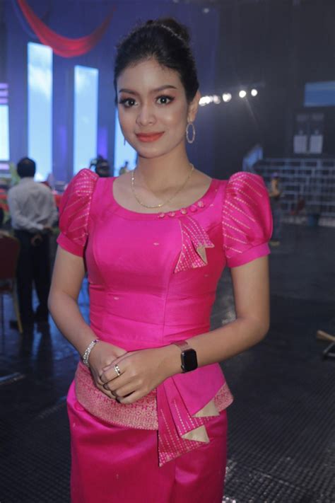 ចាក ឆ្ងាយ ពី សិល្បៈ អស់ រាប់ ឆ្នាំ កែវ កល្យាណ បង្ហាញ កូនស្រី ដើរ តាម គន្លង ម្តាយ Khmerload