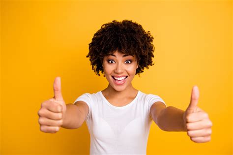 클로즈업 사진 쉬운 아름 다운 놀라운 그녀 그녀의 어두운 피부 레이디 팔 손 손가락 엄지 손가락 최대 승인 품질 조언 구매 구매자 캐주얼 화이트 T 셔츠 고립 된 노란색
