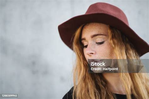 회색 배경에 서 빨간 머리와 모자를 가진 젊은 여자의 초상화 Z세대에 대한 스톡 사진 및 기타 이미지 Z세대 긴 머리 도회지 Istock