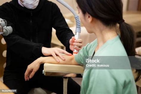 의료 클리닉에서 전기 요법으로 여성 환자를 치료하는 물리 치료사 의사에 대한 스톡 사진 및 기타 이미지 의사 일본 민족