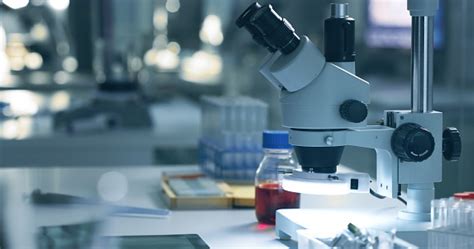 과학 의료 및 연구 현미경 장비 도구 또는 기술은 빈 배경 복사 공간이있는 현대 실험실에서 사용됩니다 실험실에서 세포 샘플 또는 테스트를 조사하기위한 최신 혁신 기술 병원에