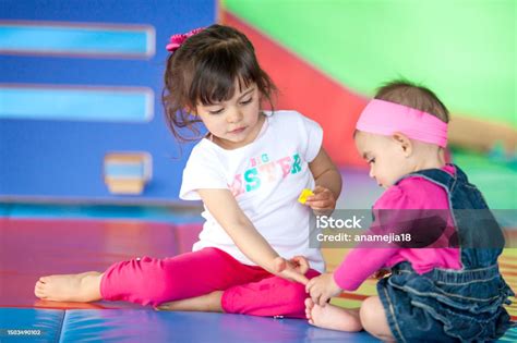 Hermosa Niña Jugando Con Su Hermanita De Diez Meses Concepto De