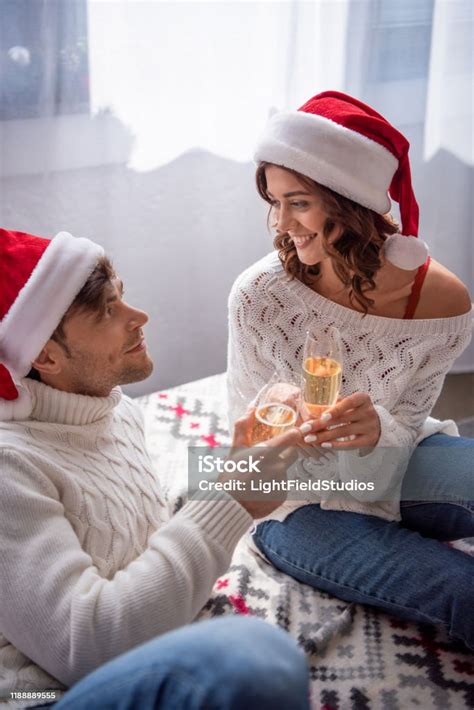 남자 친구 와 미소 여자 친구 에 산타 모자 깜박이는 와 샴페인 안경 에 크리스마스 2명에 대한 스톡 사진 및 기타 이미지 2명 가정 생활 겨울 Istock