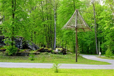 폴란드의 화창한 여름날에 볼 수 있는 산책로나 길 울창한 숲이나 황무지 옆에 있는 공원 한가운데에 서 있는 빨대 통나무 널빤지로 만든 우산을 클로즈업합니다 0명에 대한 스톡