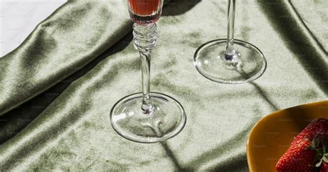 로시니는 프로세코 또는 샴페인과 딸기 퓌레로 만든 칵테일입니다 팝 현대 스타일 사진 사진 Unsplash의 마시다 이미지