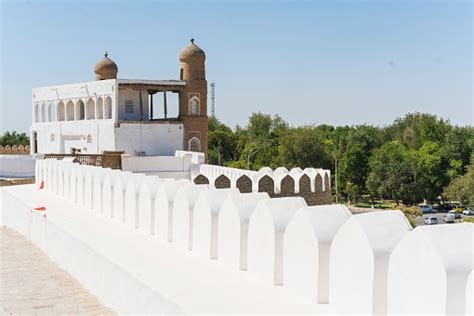 배경 우즈베키스탄에서에서 요새를 둘러싼 녹색 공원 도시 부하라 방주 요새 흰색 벽의 최고 볼 수 있습니다 0명에 대한 스톡 사진 및 기타 이미지 Istock