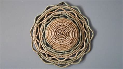 إبداع من ورق الصنوبر قصة سورية تحوّلت من الإعلام إلى فن صناعة السلال