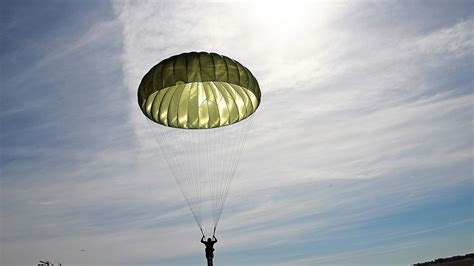 Ето защо скок с парашут в Ихтиман завърши с двама в болница Новини бг