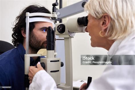 레이저 렌즈를 사용한 환자 시력 검사 또는 시력 검사 및 검안 상담 의사 눈 건강 및 건강 보험을 위한 기계를 가진 남녀 의료