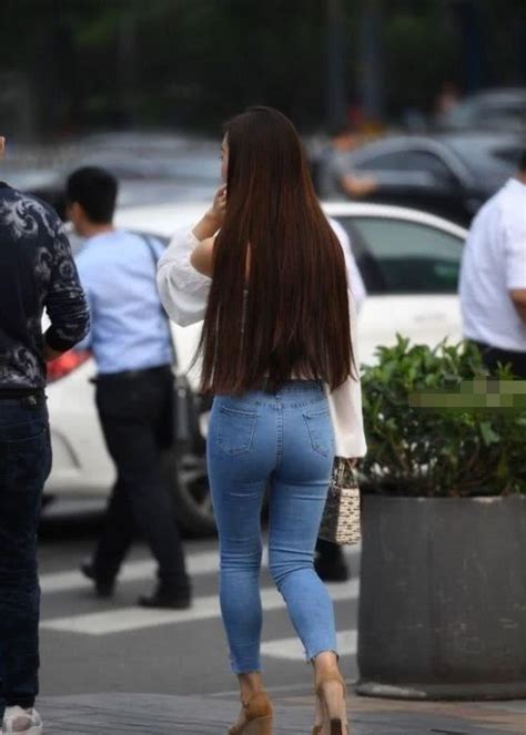 街拍：丰腴少妇穿着粉色连衣裙出街，极品美臀，这是心动的感觉！