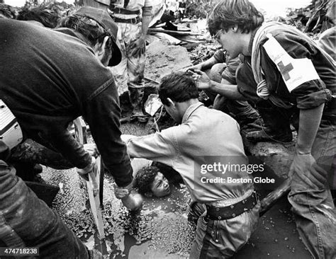 Rescuers Work To Free 13 Year Old Omaira Sanchez Who Was Trapped Fotografia De Notícias