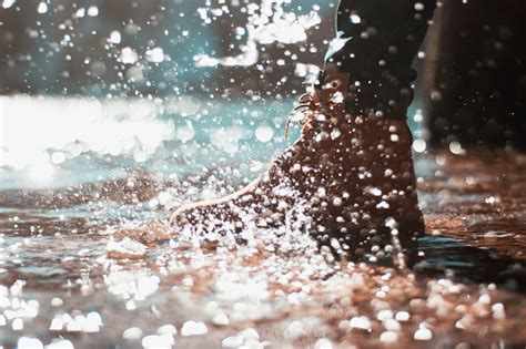 오렌지 색 남자의 부츠에 물뿌리는 강물 냉동 순간 액션 샷 멀리 푸른 폭포 가을에 대한 스톡 사진 및 기타 이미지 가을 강