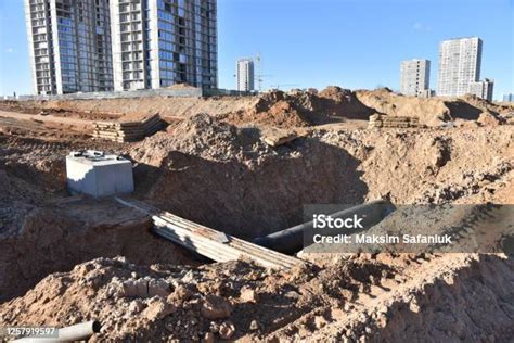 콘크리트 하수 우물의 설치 및 파이프 배수 지상에 건설 현장에서 트렌치에 난방 파이프를 누워 집안의 아파트의 냉수 및 온수 난방 및 난방 시스템 건설 산업에 대한 스톡 사진