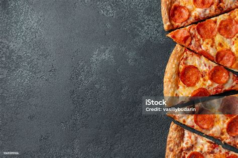 어두운 배경에 페퍼로니 소시지와 치즈 맛 있는 신선한 피자를 조각으로 잘라 텍스트 복사 공간 최고 볼 수 있습니다 검은 콘크리트