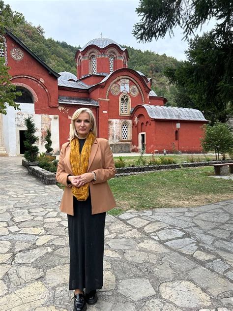 Путевима вјере др Јелена Боровинић Бојовић посјетила Пећку патријаршију Високе Дечане и цркву