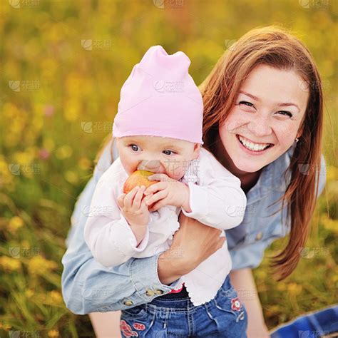 家庭快乐，妈妈和可爱的女儿。