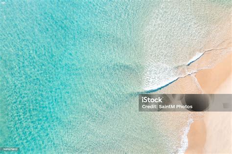 휴양지의 멋진 모래 해변 근처에서 잔잔한 파도가 있는 목가적인 바다의 드론 보기 해변에 대한 스톡 사진 및 기타 이미지 해변 시드니 뉴사우스웨일스 열대 기후 Istock