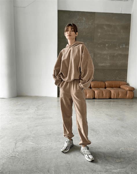 Флісовий худі з декоративними швами та на затяжці знизу світло коричневий купити в Києві