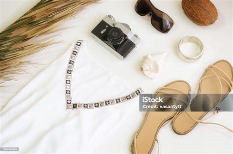 여름 휴가 배경 평평 하다 비치 액세서리 선글라스 빈티지 카메라 백색 튜 닉 녹색 야 자 잎의 상위 뷰 여름 시간 그리고 여행에 대 한 개념입니다 0명에 대한 스톡 사진 및