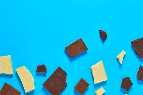 다양한 전체 다공성 초콜릿 바의 흩어져 조각은 부엌에 파란색 테이블에 놓여있다 텍스트의 공백입니다 맨 위 보기 3가지 개체에 대한 스톡 사진 및 기타 이미지 Istock
