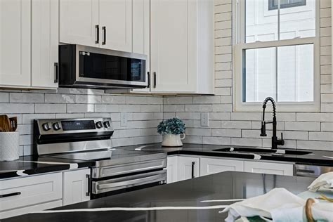 가라앉다 가전 제품 가정 가정의 건축 검은색 수조 기능의 깔끔한 깨끗한 디자인 라이프스타일 마이크로파 매력적인 미니멀리스트 밝은 수도꼭지 수조