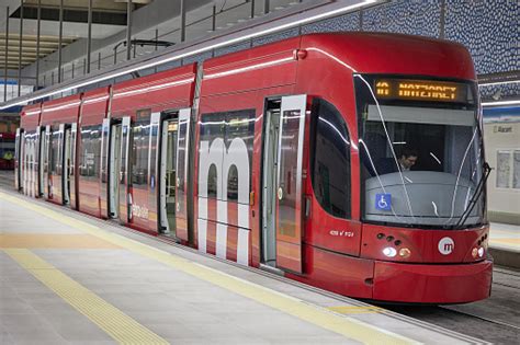 빨간 마차가 있는 지하철 열차가 사람 없이 역에 서 있습니다 교통수단에 대한 스톡 사진 및 기타 이미지 교통수단 기차 도시 Istock