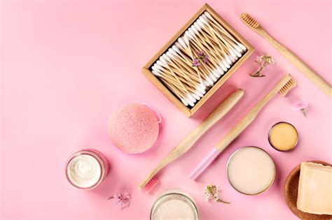 플라스틱이없는 제로 폐기물 화장품 평면 분홍색 배경에 누워 대나무 칫솔과 면봉 곤약 스폰지 카피 공간이있는 천연 유기농 제품 0명에 대한 스톡 사진 및 기타 이미지 Istock