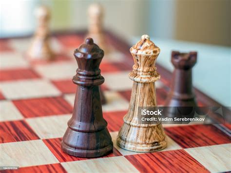 체스 조각이 칠판에 서 있습니다 흑백 체스 여왕 클로즈업 0명에 대한 스톡 사진 및 기타 이미지 0명 개념 개념과 주제 Istock