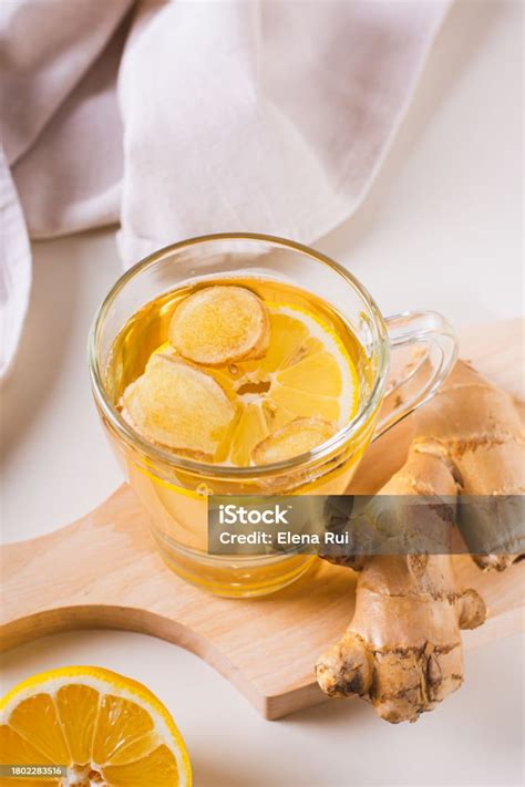 생강과 레몬을 곁들인 유기농 건강차 테이블 위의 수직 보기 갈색에 대한 스톡 사진 및 기타 이미지 갈색 감귤류 과일