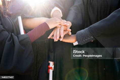 졸업 졸업 축하 및 손 함께 지원 지역 사회 및 대학 사람들의 성취와 함께 졸업장 대학 학위 교육 및 학습 성장과 의식과 연대 장학금에 대한 스톡 사진 및 기타 이미지