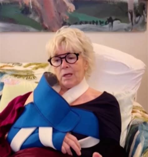 Milano Caterina Caselli Cade In Galleria E Si Rompe Lomero Lapresse