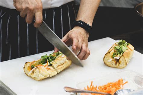 요리사는 야채와 고기와 맛 있는 샌드위치 부엌에서 샌드위치를 준비 건강한 식생활에 대한 스톡 사진 및 기타 이미지 건강한 식생활 고기 굽기 Istock