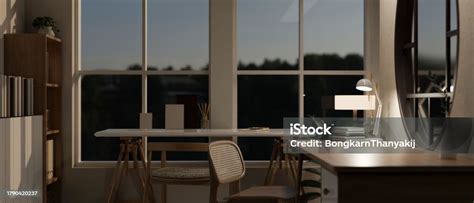 나무 책상이 있는 야간의 현대적인 일본 사무실 작업 공간의 측면 이미지 창문에 대한 스톡 사진 및 기타 이미지 창문 책상 0명 Istock